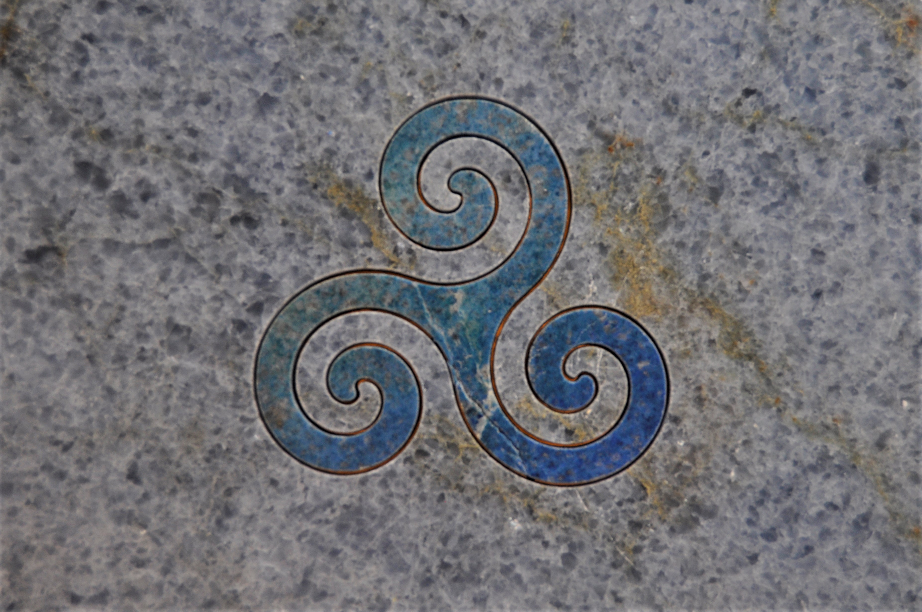 STONESHOP - Lapislazuli-Ultramarin Triskele